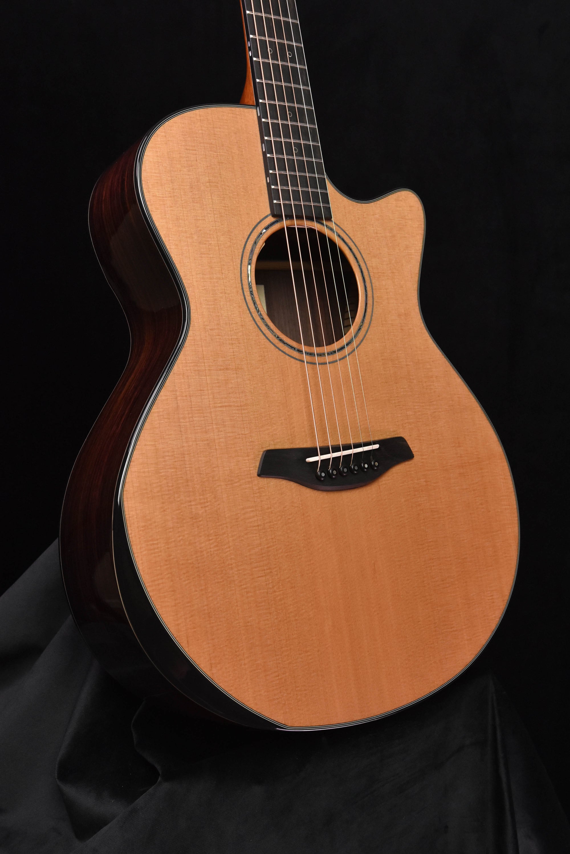 Furch Yellow Deluxe CR Cutaway Cedar/Rosewood, Bevel Duo