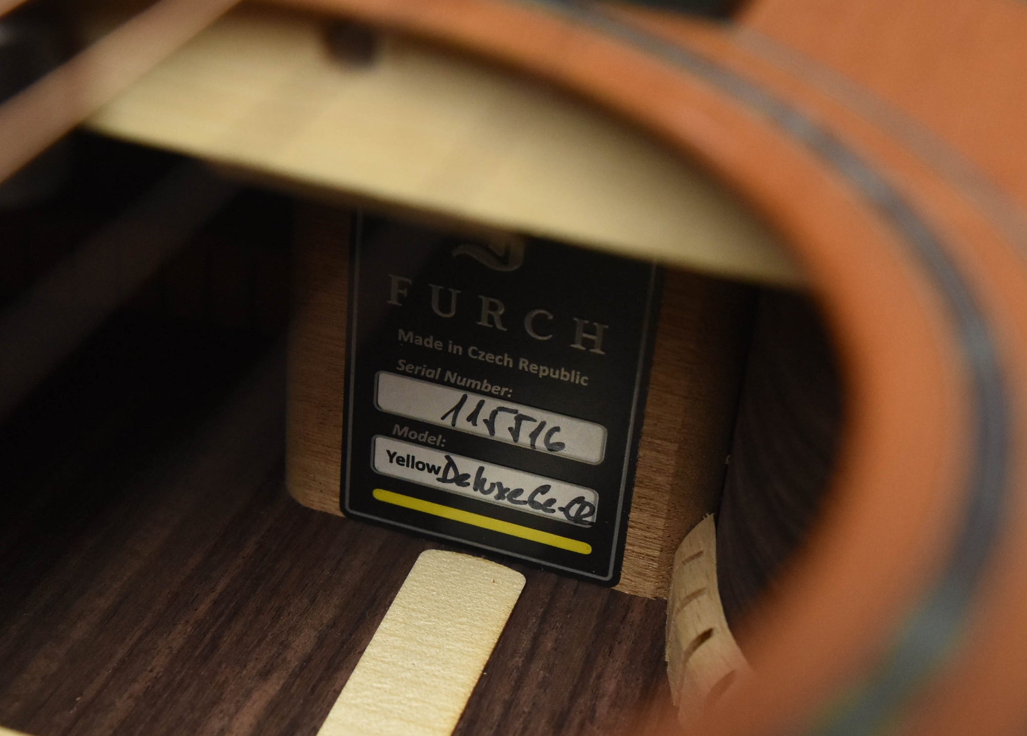 Furch Yellow Deluxe CR Cutaway Cedar/Rosewood, Bevel Duo